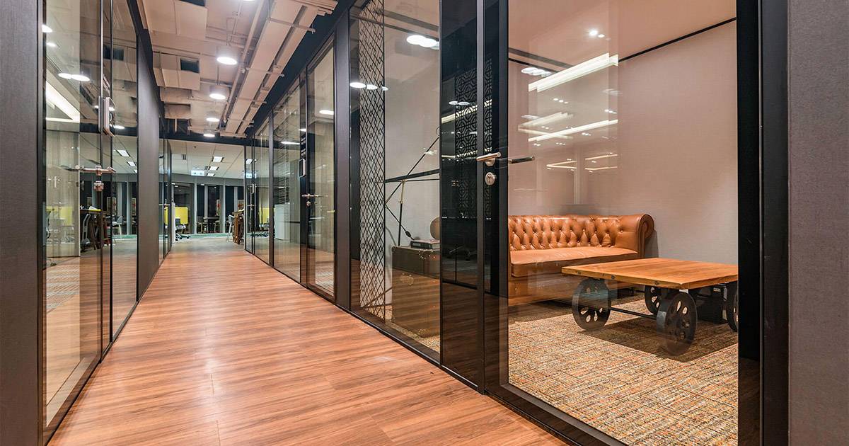 Стеклянные перегородки и стеклянные двери от производителя в Москве